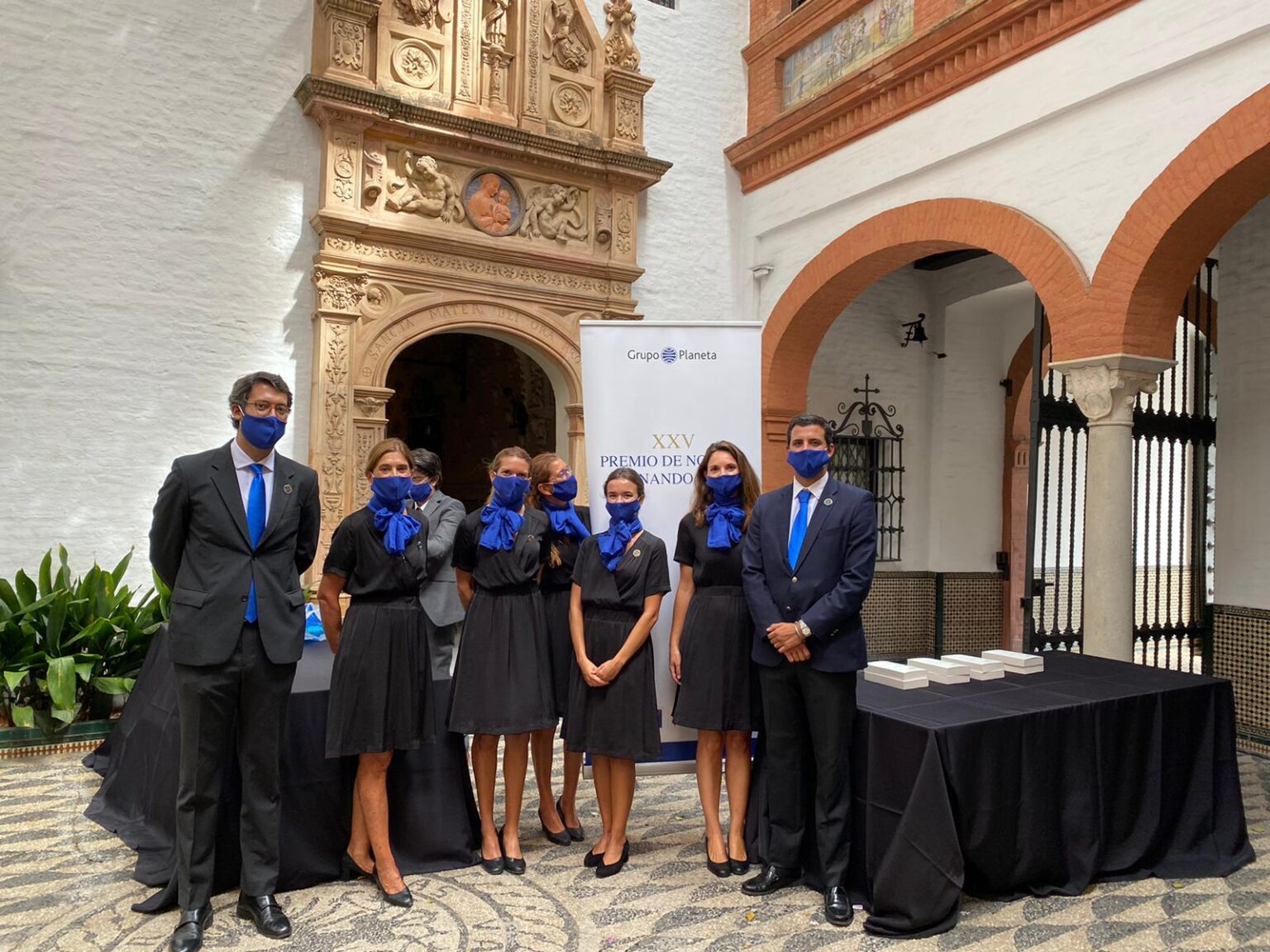Uniforme de azafata para eventos y ferias profesionales